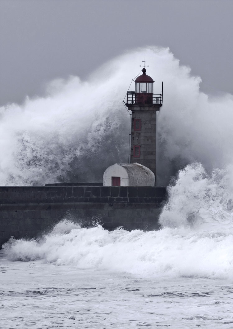 Wild Waves: 14 Photos of the Ocean Overtaking the Earth