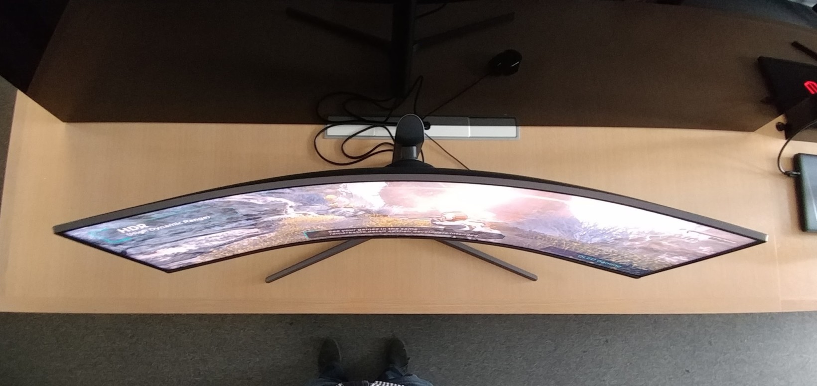 Samsung’s insane 32:9 gaming monitor laughs at your dual monitor setup