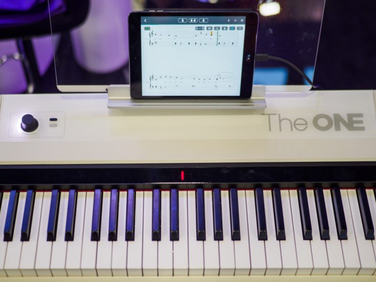Review: The One Smart Keyboard Pro uses RGB lights to help you play piano