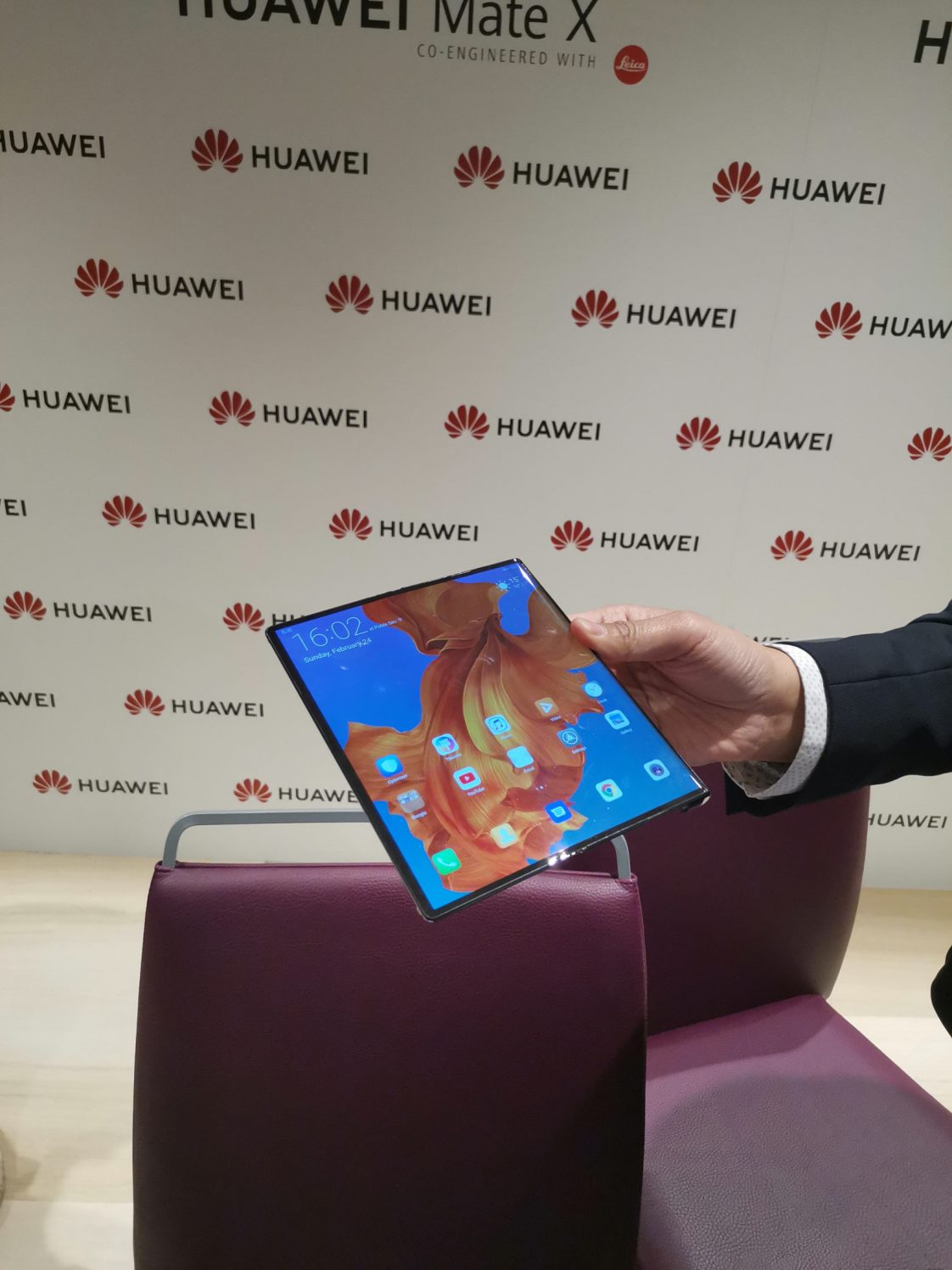 First look at the Huawei Mate X: attractive, powerful, and unspeakably ...