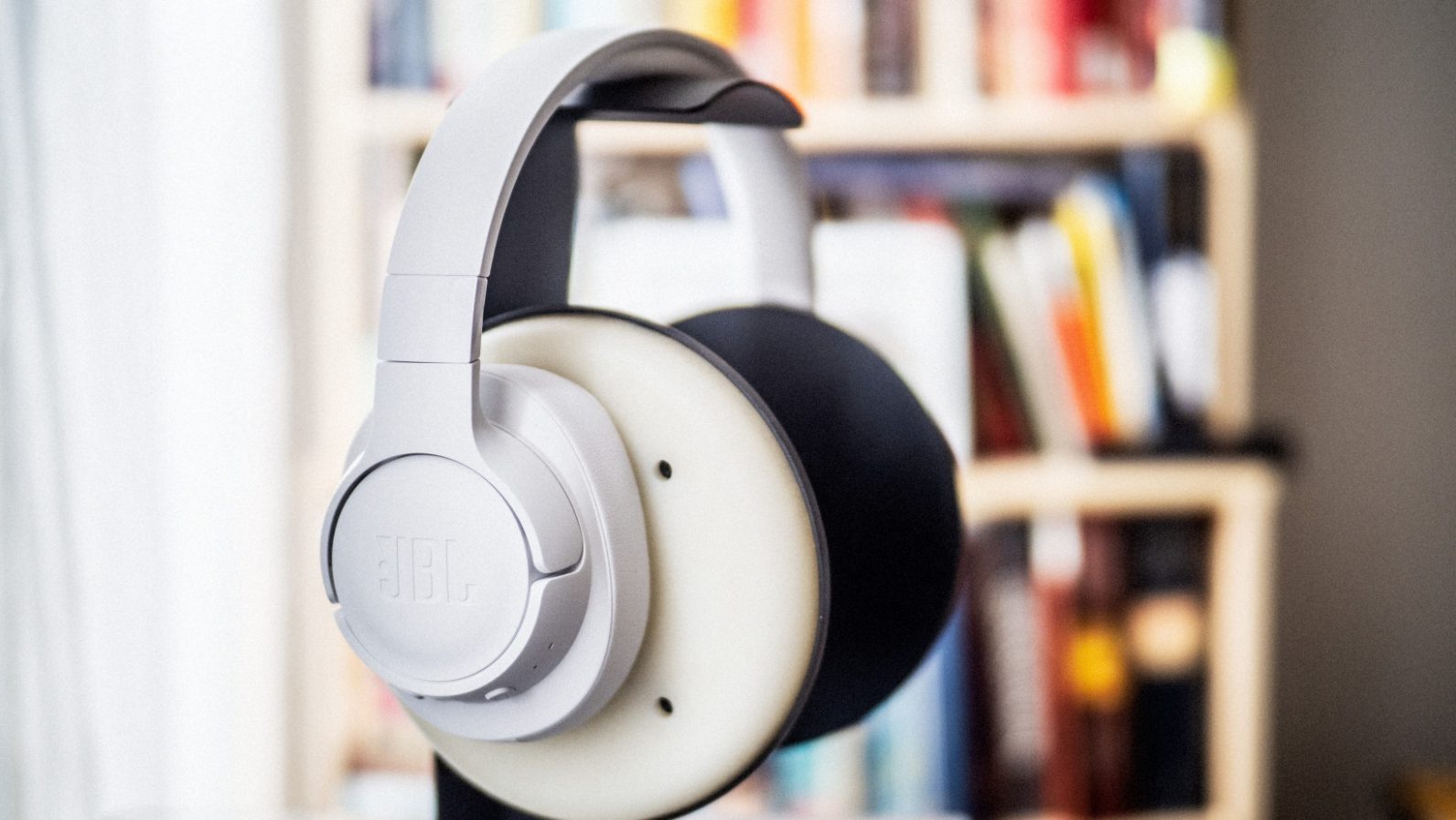 Shopping for headphones? You should know about the ‘Harman curve’